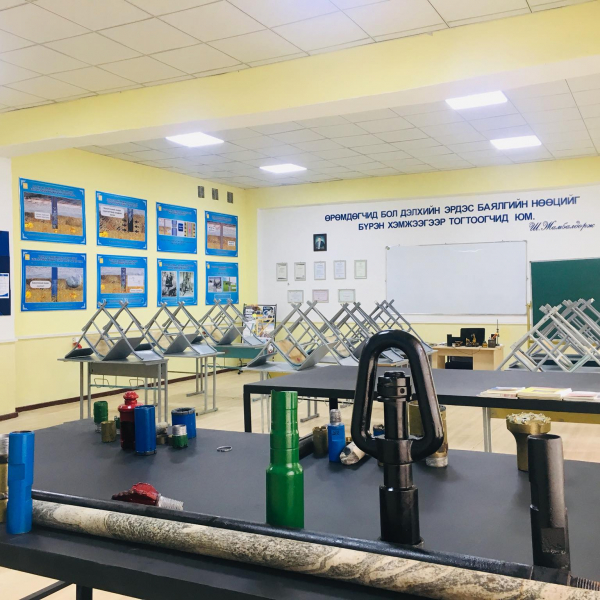 ДАРХАН УУЛ АЙМАГ дахь УУЛ УУРХАЙ ЭРЧИМ ХҮЧНИЙ ПОЛИТЕХНИК КОЛЛЕЖ нь